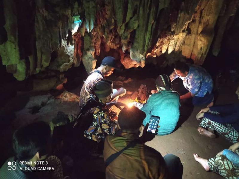 PELAKSANAAN TRADISI BUBUH-BUBUH